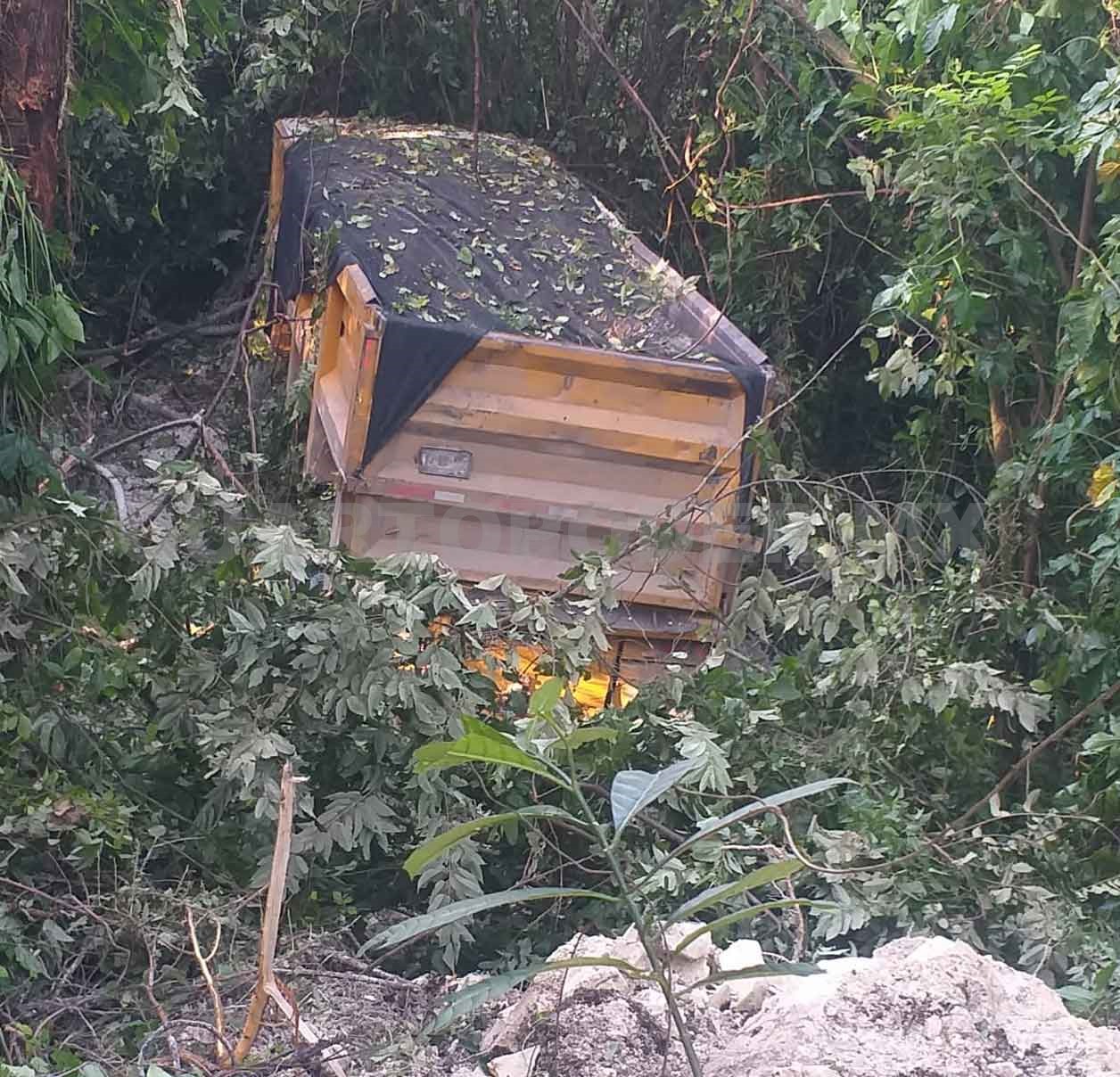 Vuela volteo por ladera al quedar sin frenos Vuela volteo por ladera al quedar sin frenos