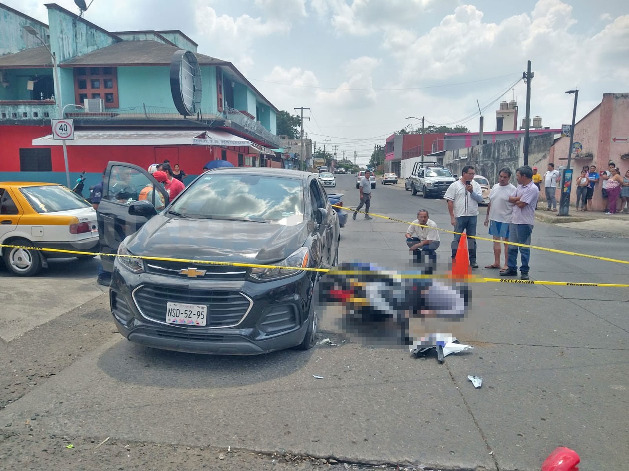 Fallece Al Impactar En Una Camioneta