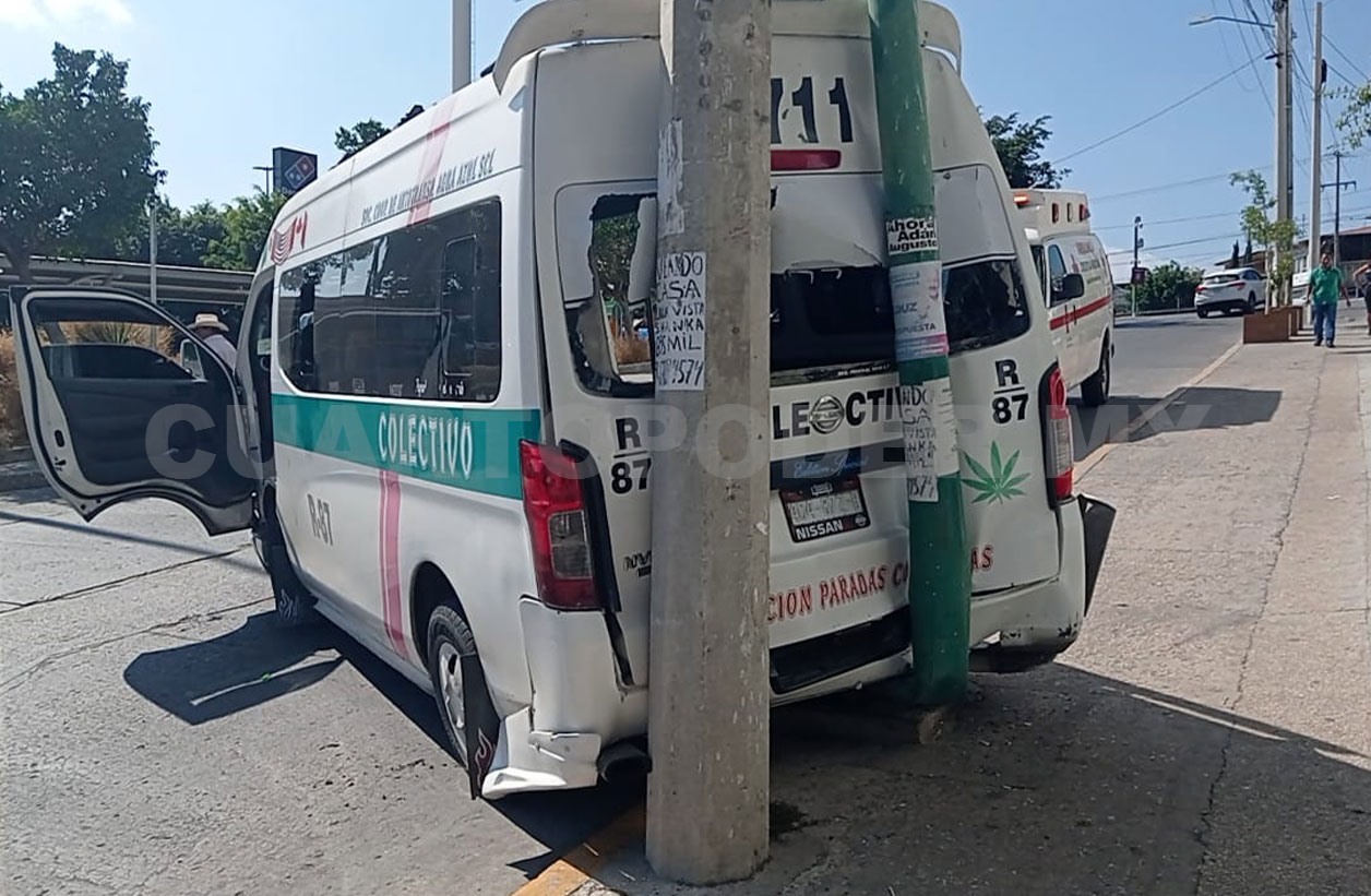 Colectivo se estrella en poste al quedar sin frenos Colectivo se estrella en poste al quedar sin frenos