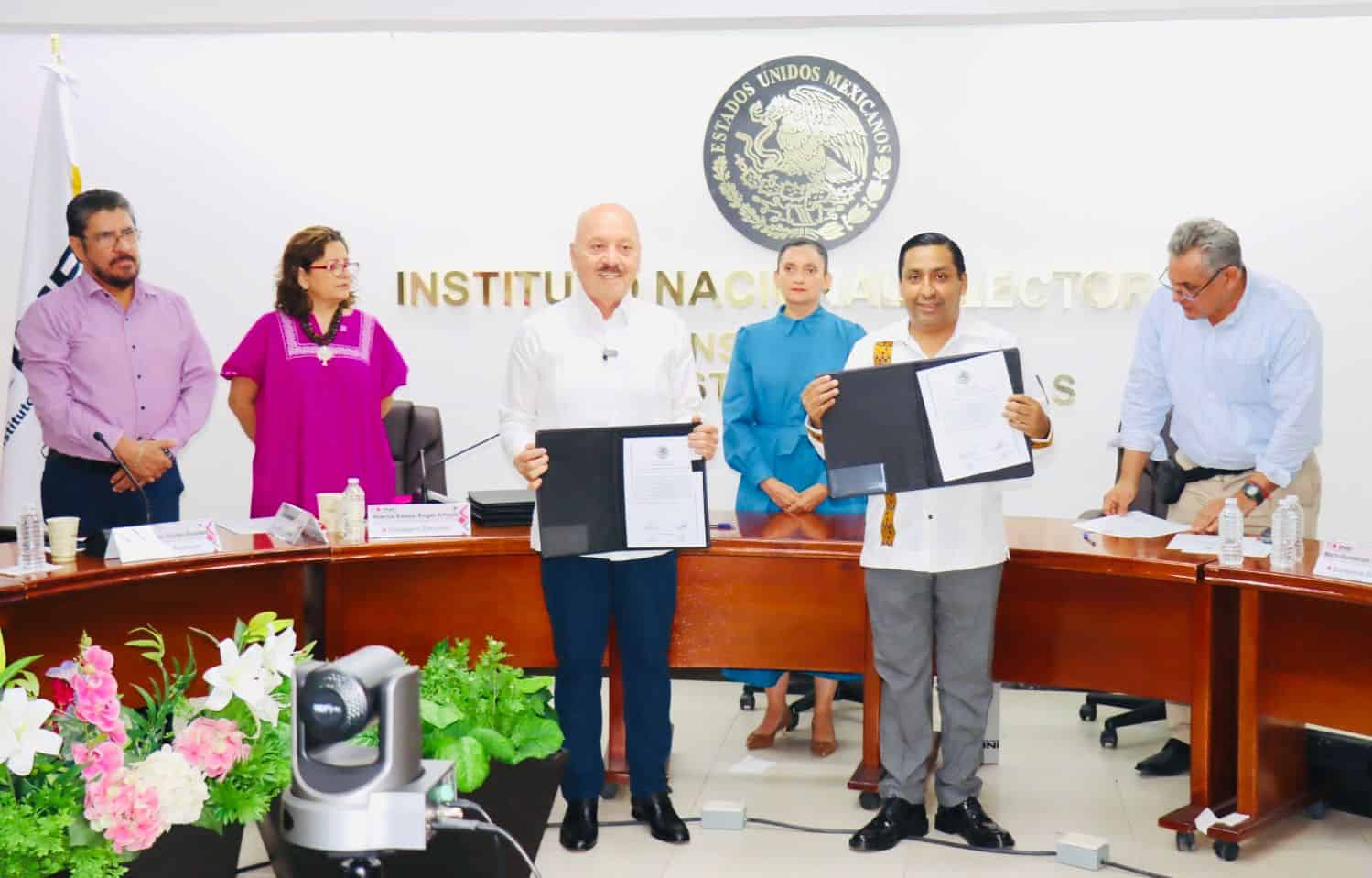 Pepe Cruz y Julio César Rincón Fernández reciben constancia de mayoría